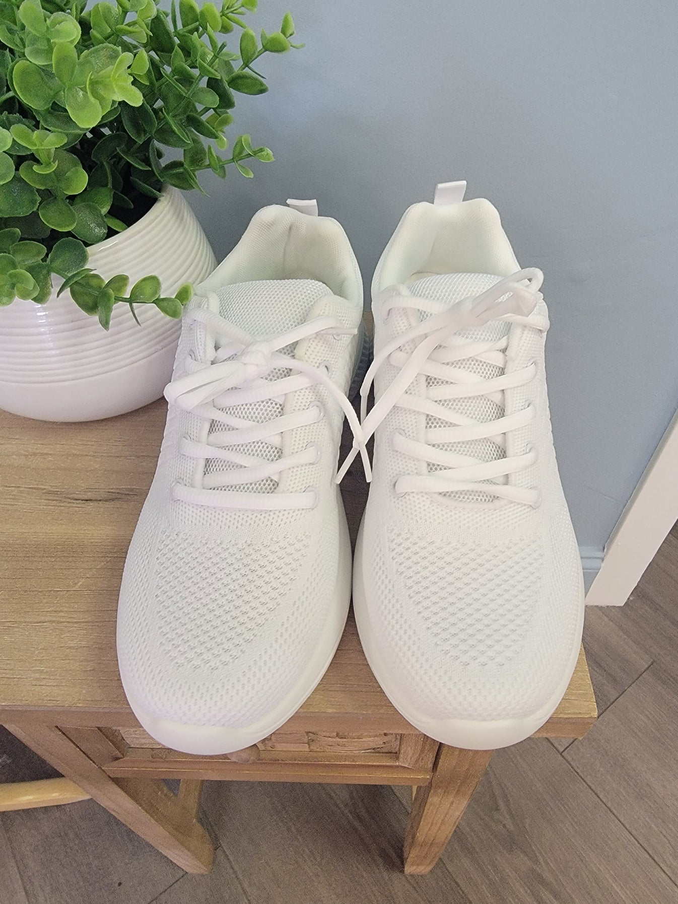 Clint Shoe – Dressed in White